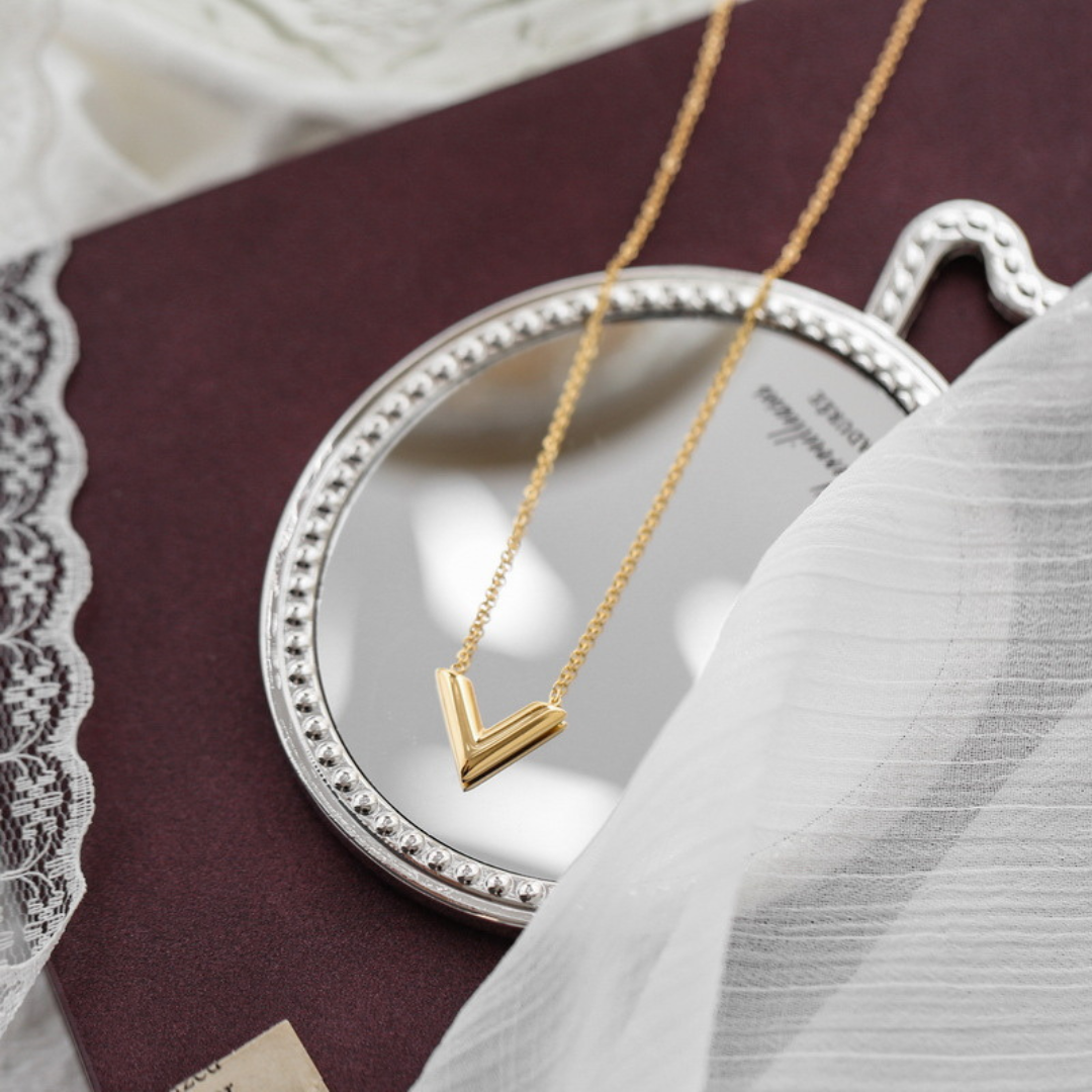 V MOTIF NECKLACE – VALEGIO V MOTIF NECKLACE – VALEGIO